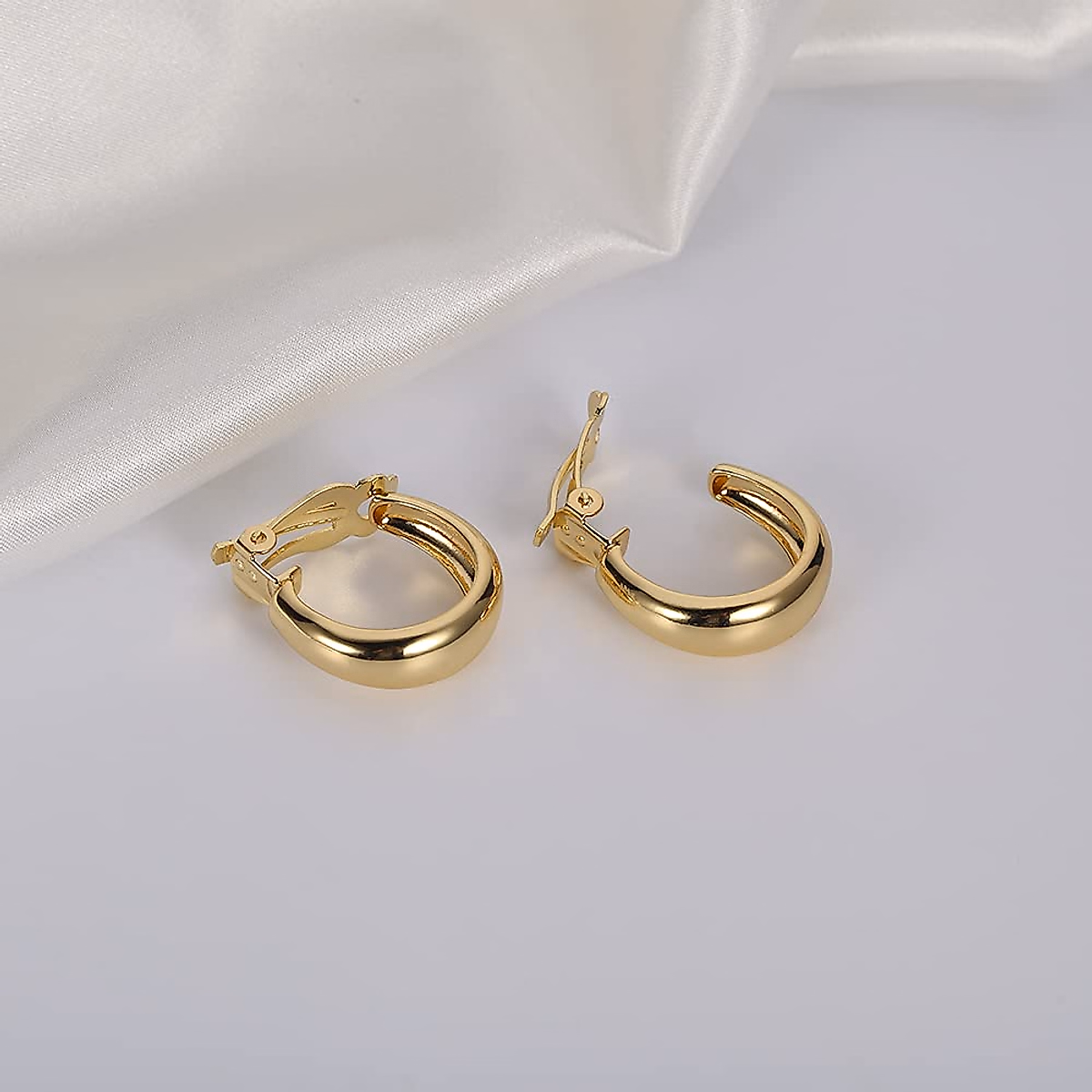 FAMARINE Gold Hoop Clip on Earrings for Women Fashion Hoops Clip Earrings Non Piercing Earrings