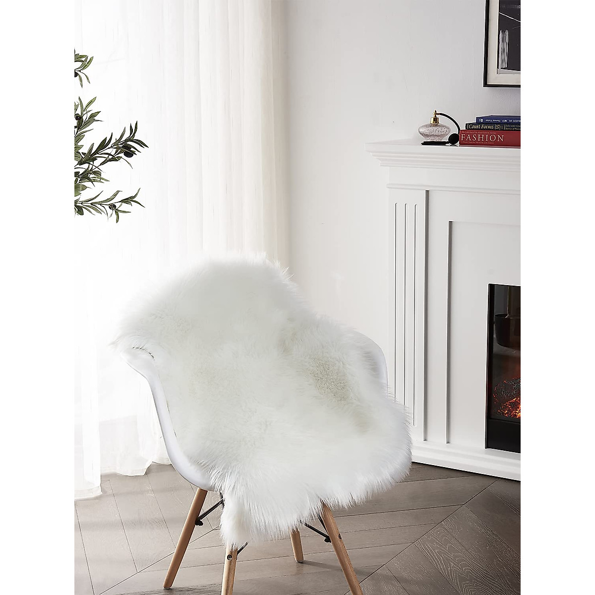 SERISSA Faux Sheepskin Fur Area Rug White Fur Chair Cover Seat Pad Small Fuzzy Rug for Bedroom Floor Sofa Living Room Decor 2x3 Feet