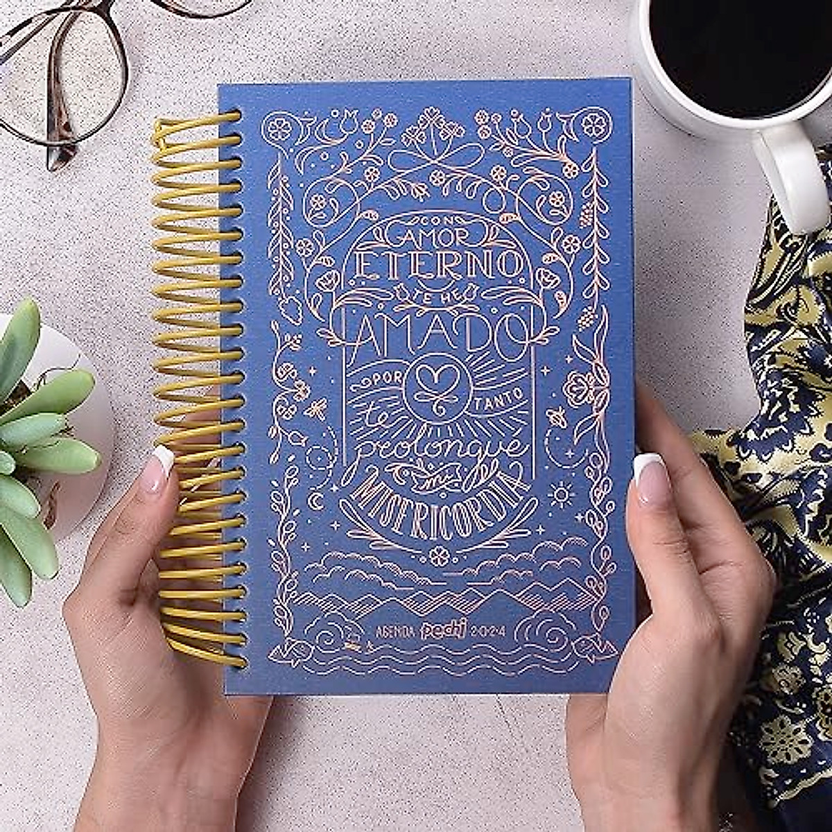 Agenda Pechi 2024 (Inspirational Christian Planner in Spanish). Tapa dura. Encuadernado espiral plástico. Devocionales, frases y versículos entre otras herramientas. Enero-Diciembre. 1 página por día