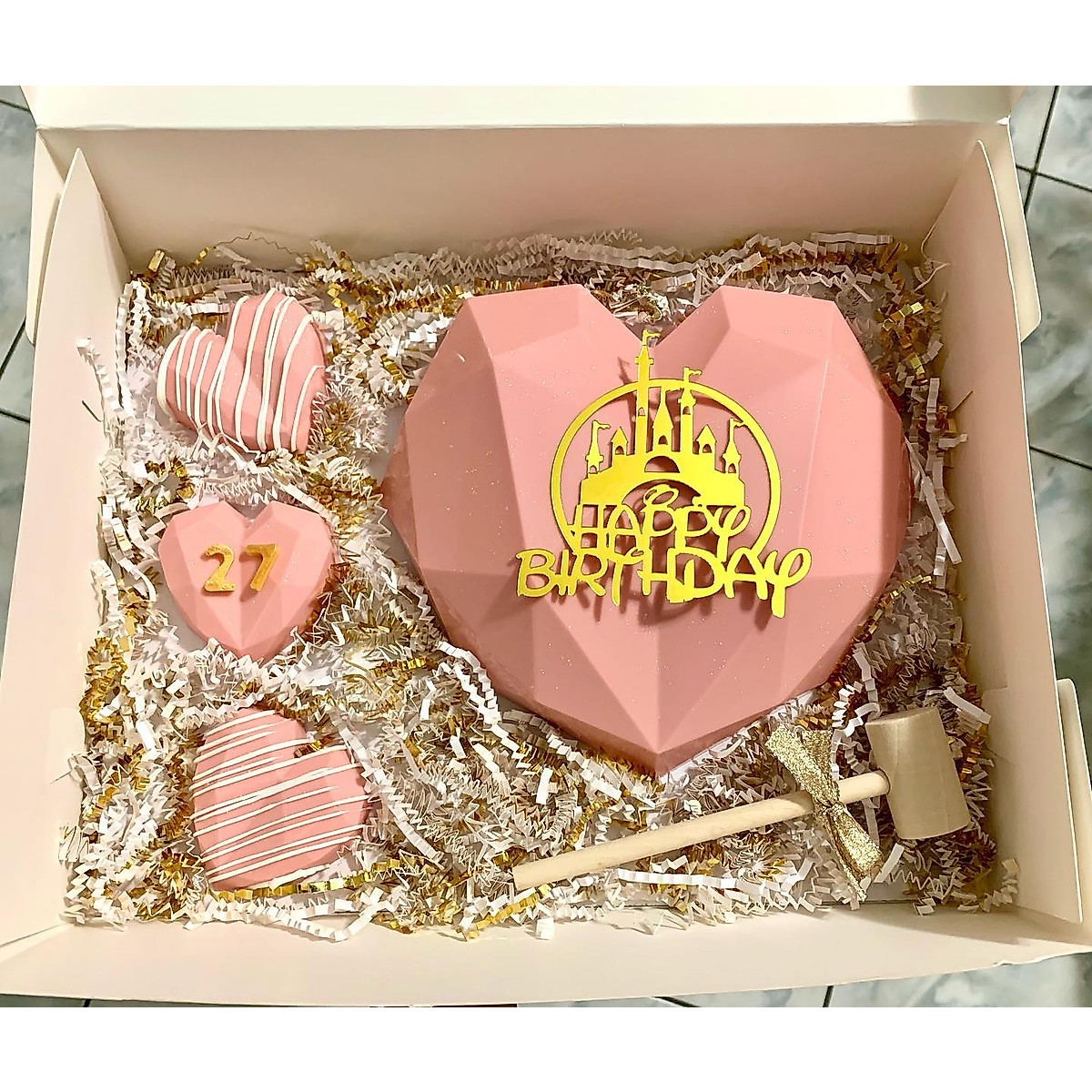 Crinkle Cut Paper Shred Filler (1/2 LB) for Valentine's Day Gifts Craft DIY's Packaging, White & Gold Shredded paper for Gift Box, Wrapping & Basket Filling for Christmas, Halloween & Wedding Decorations (White & Gold）