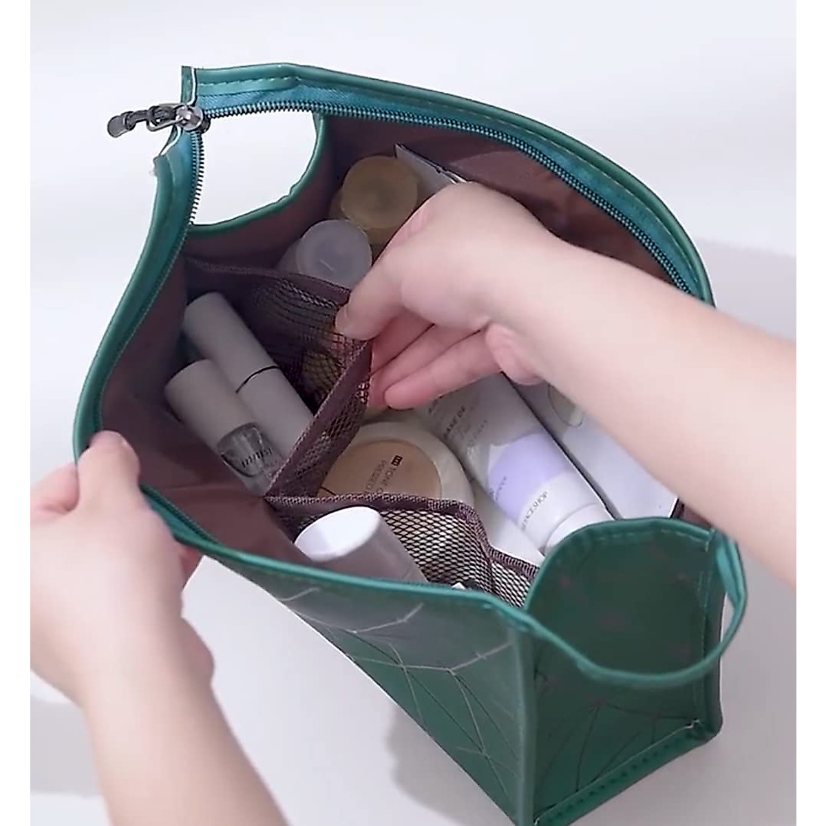 Checkered Makeup Bag for Women,Large Capacity Travel Cosmetic Bag Portable PU Waterproof Skincare Bag with Divider for Women