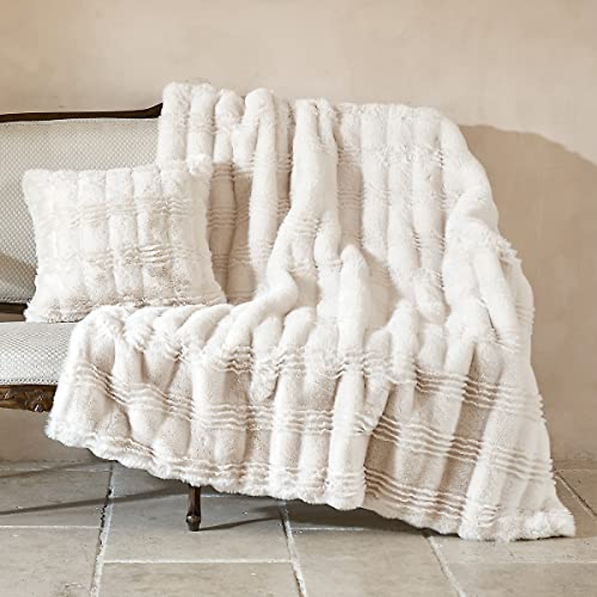 Amélie Home Warm Faux Fur Throw Blanket, Beige Fuzzy Soft Blanket, Special Wavy Pattern, Comfy Furry Throw Blankets for Couch Sofa Chair Bed, 50 X 60 Inch