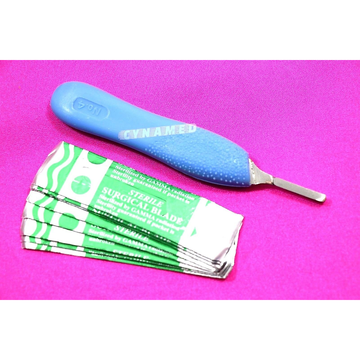 100 Scalpel Blades #21 with #4 Plastic Scalpel Handle Suitable for Dermaplaning (CYNAMED)