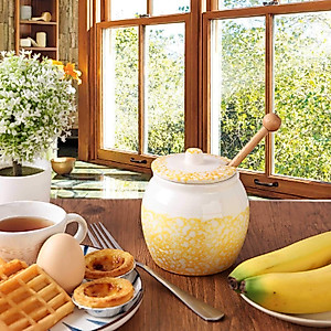 Kitchenexus Honey Pot, 15.5 OZ Ceramic Honey Jar with Lid and Wooden Dipper for Home Kitchen, Porcelain Honey Container for Storage (Yellow)
