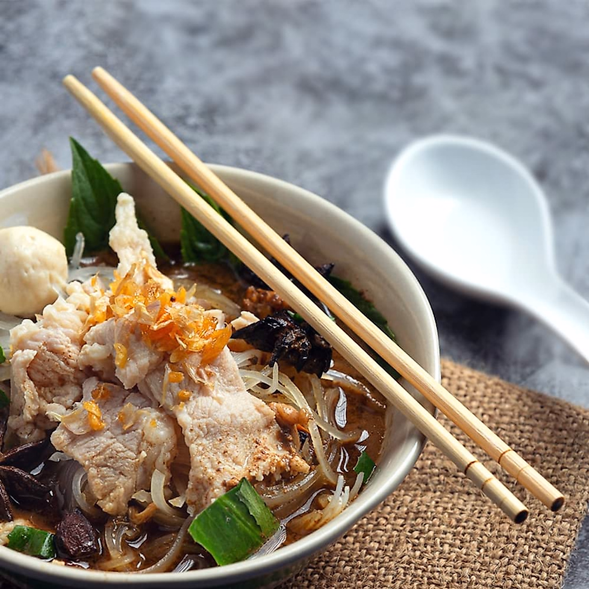 FEXTA Bamboo Round Separated Chopsticks - (100 Pairs) No Splinter Kraft Individually Wrapped Premium Disposable Wooden Chopsticks For Sushi Asian Dishes Food