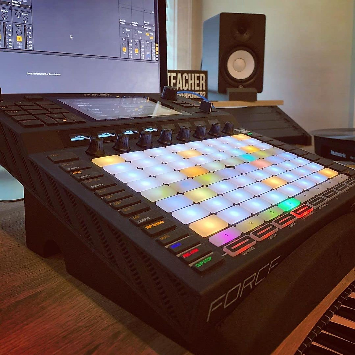 Soundrise PAD STAND 11in x 12in Large Top Plate for Midi Controllers Drum Machines Mixers for Akai MPC Ableton Push 20° Angle (1 X Pad Stand)