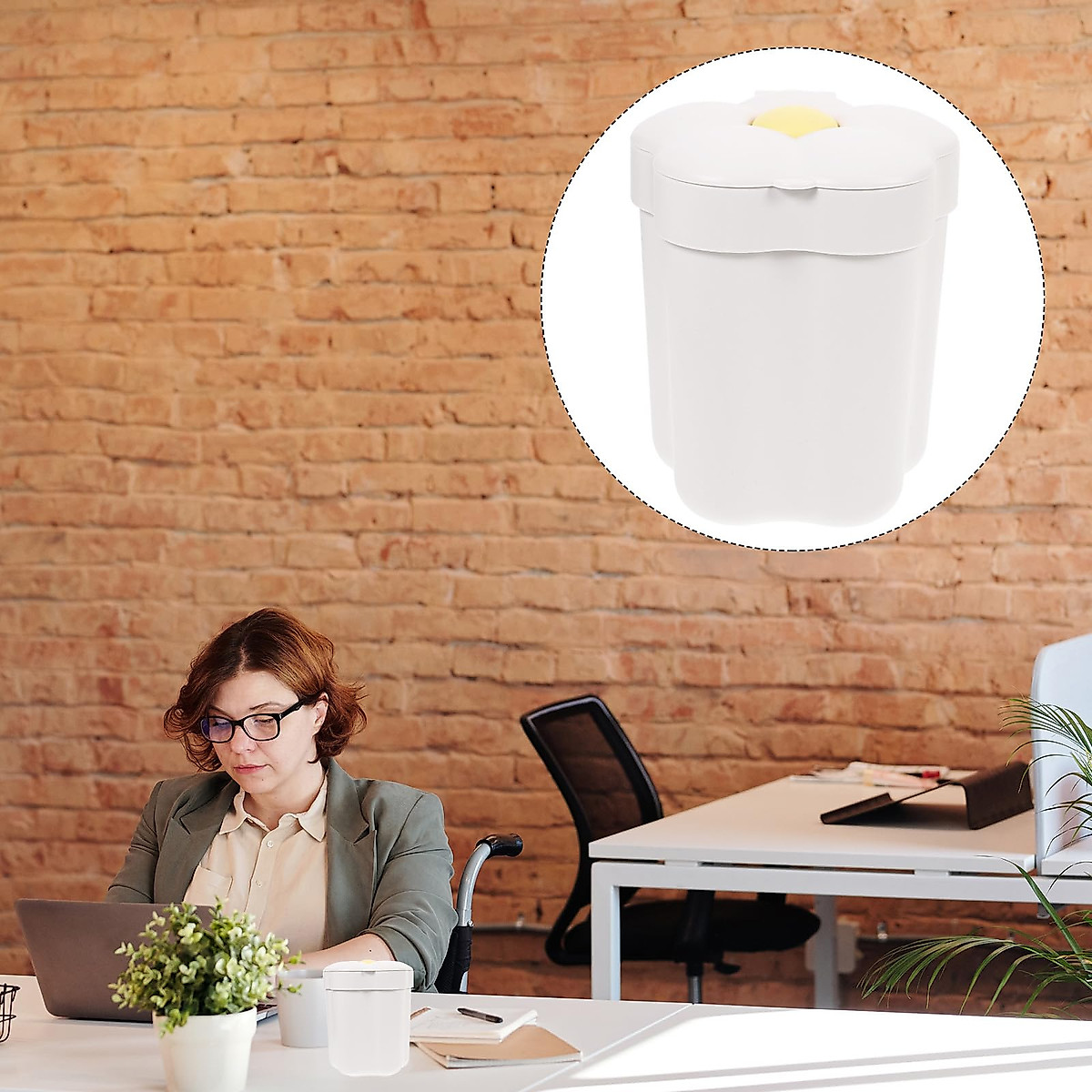 TEHAUX Mini Desk Trash Can with Lid, Desktop Mini Plastic Waste Garbage Can Countertop Garbage Bin Cute Flower Shape Wastebasket Mini Waste Can for Desk Car Office Home Kitchen, White