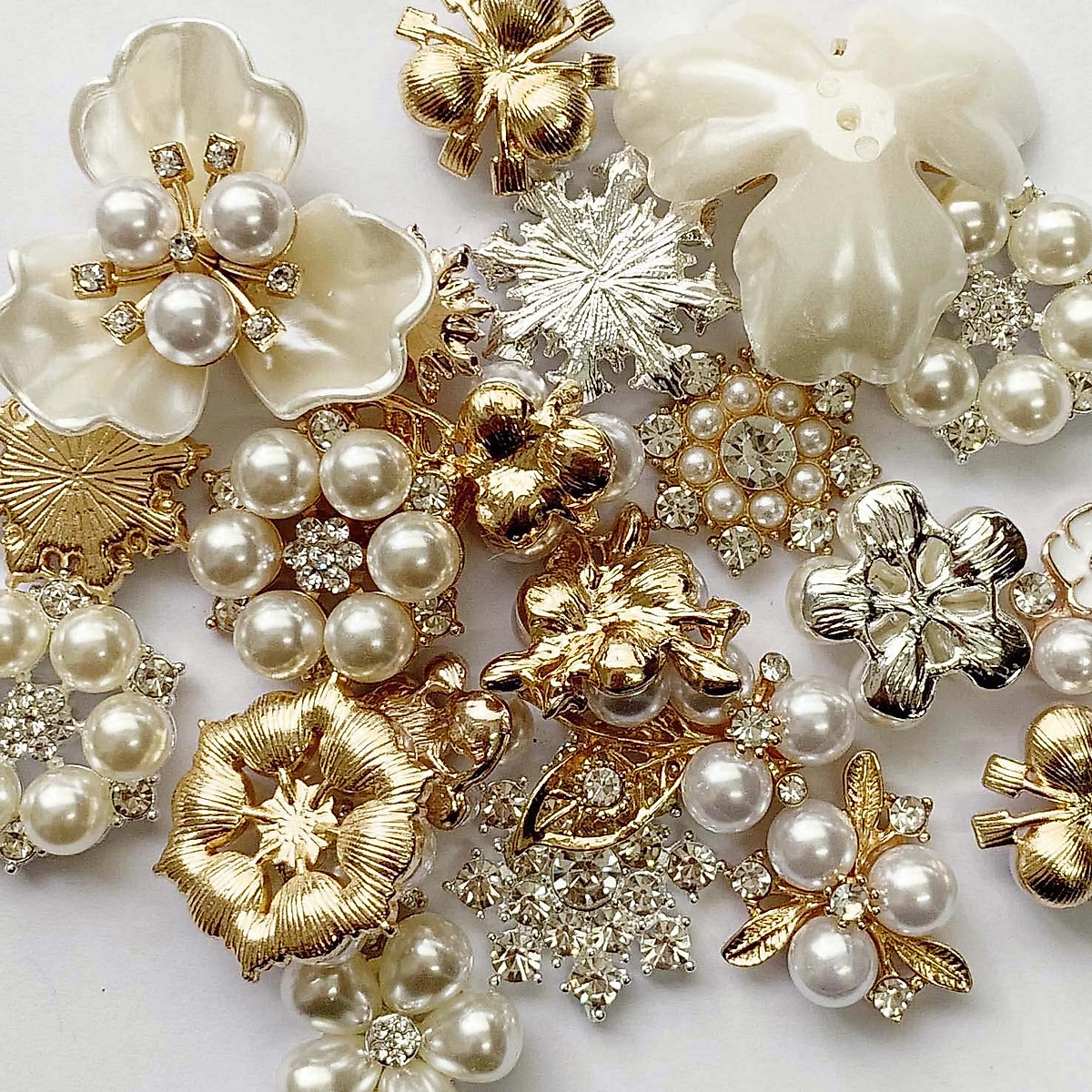 Qililandiy 22 Pieces Pearl Rhinestone Buttons Rhinestone Faux Pearl Embellishments Pearl Brooch Alloy Floral Charms Pendants for Jewelry Making
