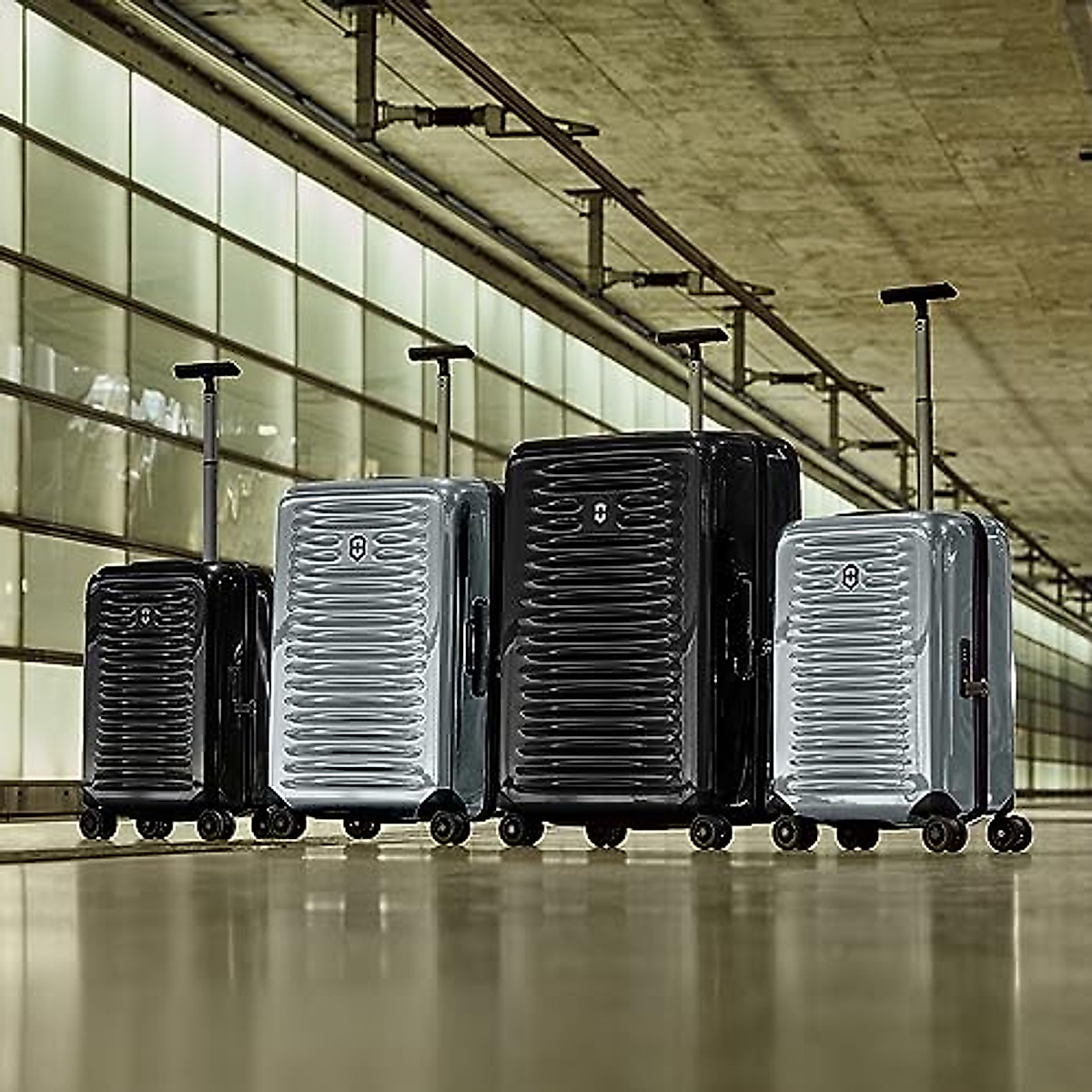 Victorinox Airox Medium Hardside Case - (Black), 27-inch