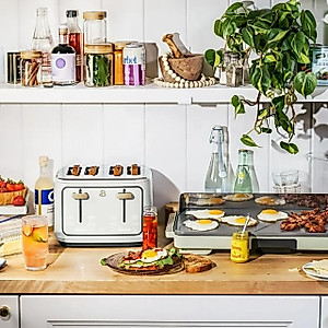 4-Slice Toaster with Touch-Activated Display (White Icing)