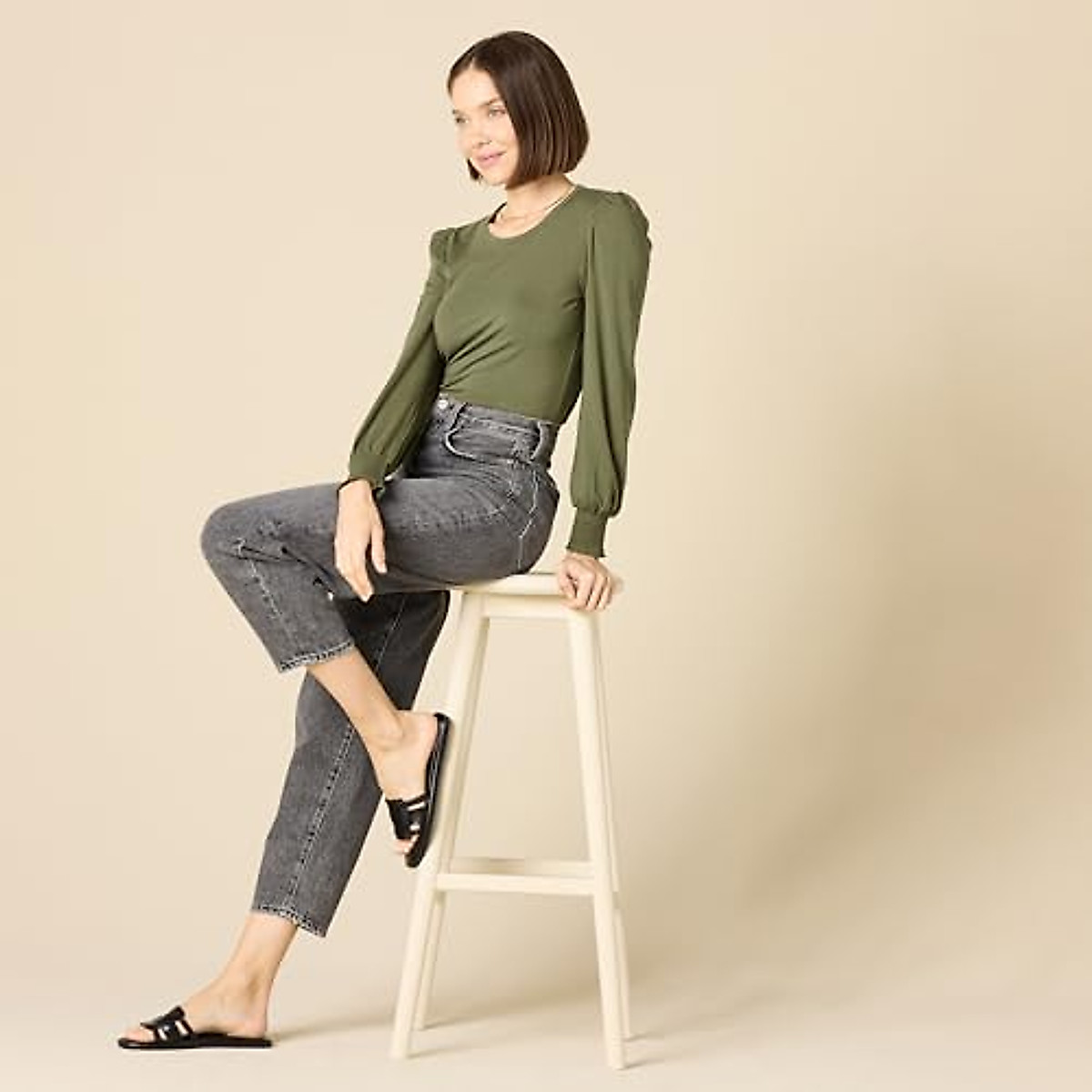 Amazon Essentials Women's Long-Sleeve Crewneck Smocked Cuff T-Shirt, Olive, Medium