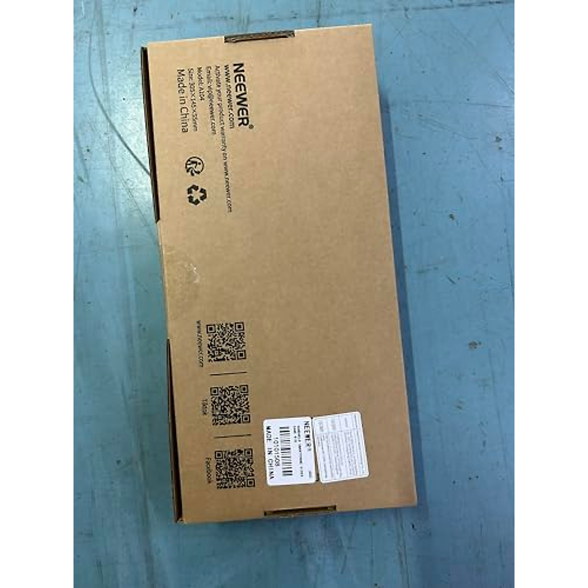 NEEWER Smartphone Video Rig, Phone Video Stabilizer Grip Vlogging Cage with Cold Shoe Tripod Mount, Phone Rig for Videomaker Film Maker Video grapher Compatible with iPhone Samsung and More, A104