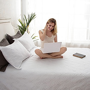 Hygge Hush Summer Quilt Set, Twin Size Pure White L Pattern 2 Pieces Oversized Modern Style Bedspread Set for All Season (1 Quilt & 1 Pillow Shams)