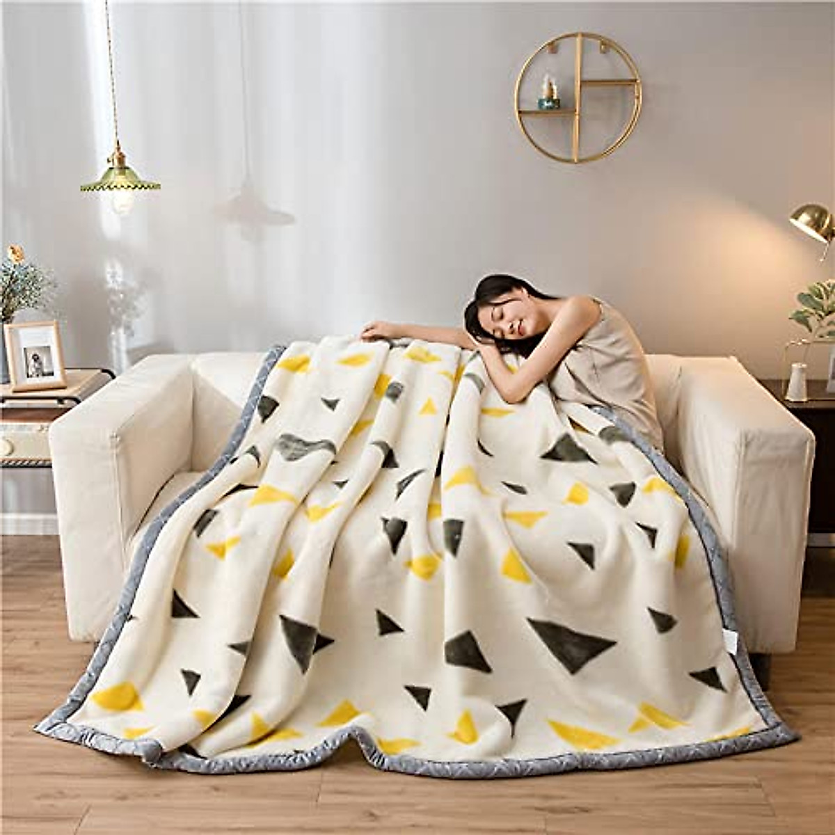 Queenshin Cozy Plush Simple Big Triangle Print Flannel Fleece Blanket, 800 GSM Super Thick Soft Raschel Throw for Sofa Couch Bed 60 * 80 inch, White