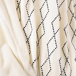 Life Comfort The Ultimate Throw I Luxurious Faux Fur Reversing to Plush I 60 in x 70 in I 100% Polyester I Great for Gifts I White