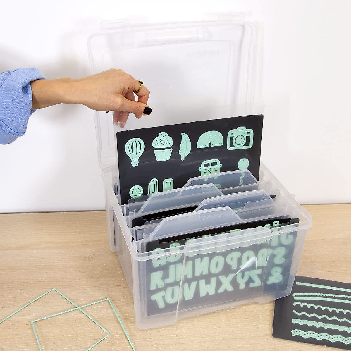 Craftelier - Die and Stamp Storage Box | Includes 6 Dividers, 7 Envelopes and 7 Magnetic Sheets | Size Approx. 26.67 x 22.86 x 19.05 cm (10.5" x 9" x 7.5") - Transparent Colour
