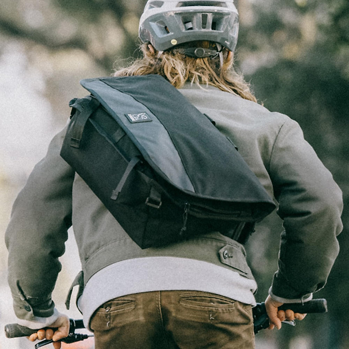 Chrome Industries Buran III Messenger Bag - 17" Laptop Sling Bag, Seat Belt Buckle, Water Resistant, 24 Liter, Black