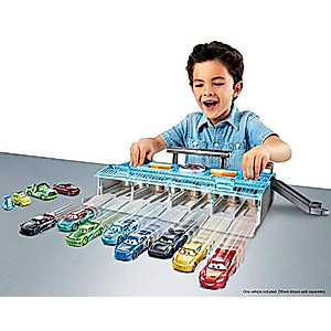 Mattel Disney and Pixar Cars Toys, Ultimate 2-in-1 Launcher & Carry Case with Lightning McQueen Toy Car, Launch 8 Vehicles Together