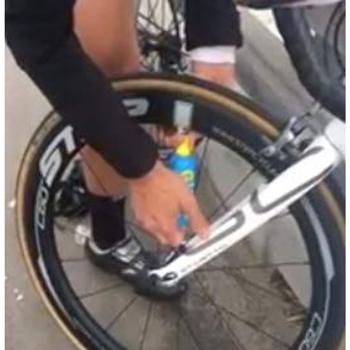 GUP (GÃœP Kwiki) Quick Fix Tire Sealant and Inflator; for mountain bike, road, cyclocross, gravel; seal and repair flat or punctured tires; works on tubeless, tubed, tubular tires, presta valve only