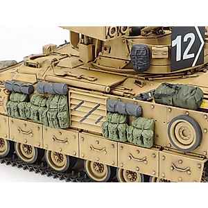 TAMIYA 35264 Desert Storm 1: 35 U.S. M2 A2 Bradley IFV (2)