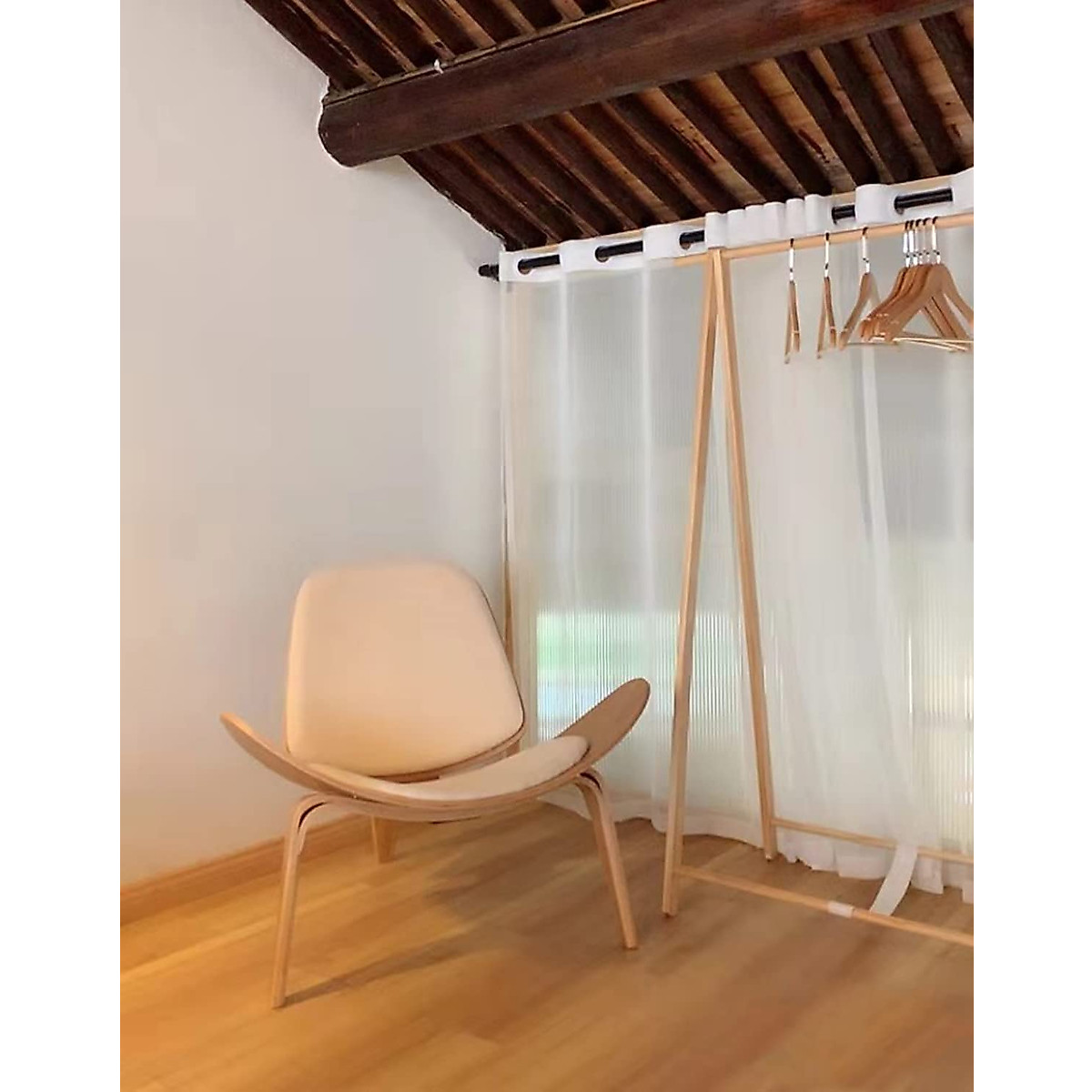 ZEFISON Hans Wegner Style Three- Legged Shell Chair Ash Plywood White Faux Leather Accent Chair Living Room Furniture Mid-Century Modern Shell Chair (Wood Color-White)