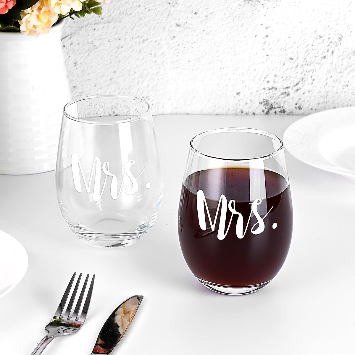 Futtumy 17 Oz Mrs and Mrs Wine Glass Set of 2, Lesbian Gifts, Engagement Gifts for Couples, Gifts for Newly Engaged Couples Her Wife Girlfriend, Lesbian Gifts for Birthday Anniversary Valentine's Day