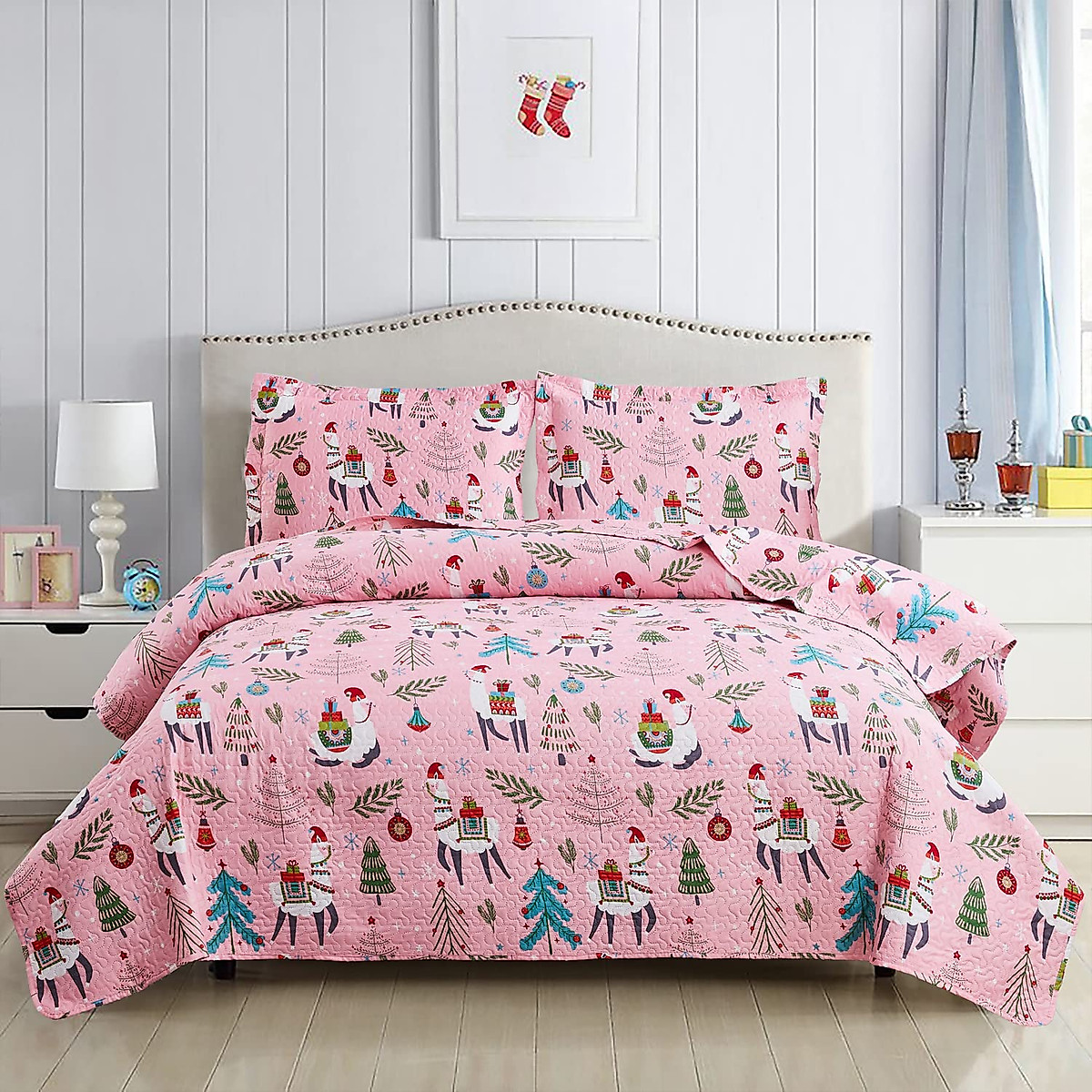 CHESITY Christmas Bedding Quilt Set Queen Size 3-Piece Kids Bedspread Xmas Bedding Set with Alpaca Pattern Lightweight Coverlet Cover for All Season (Pink, 1 Quilt + 2 Pillowcases)