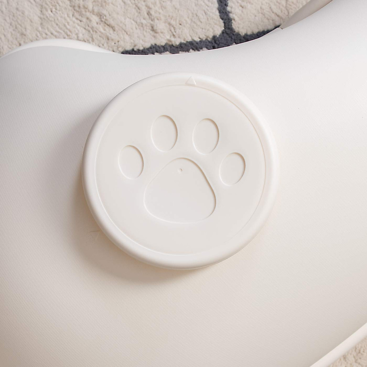 IRIS USA Large Igloo Shaped Dog House, White/Almond