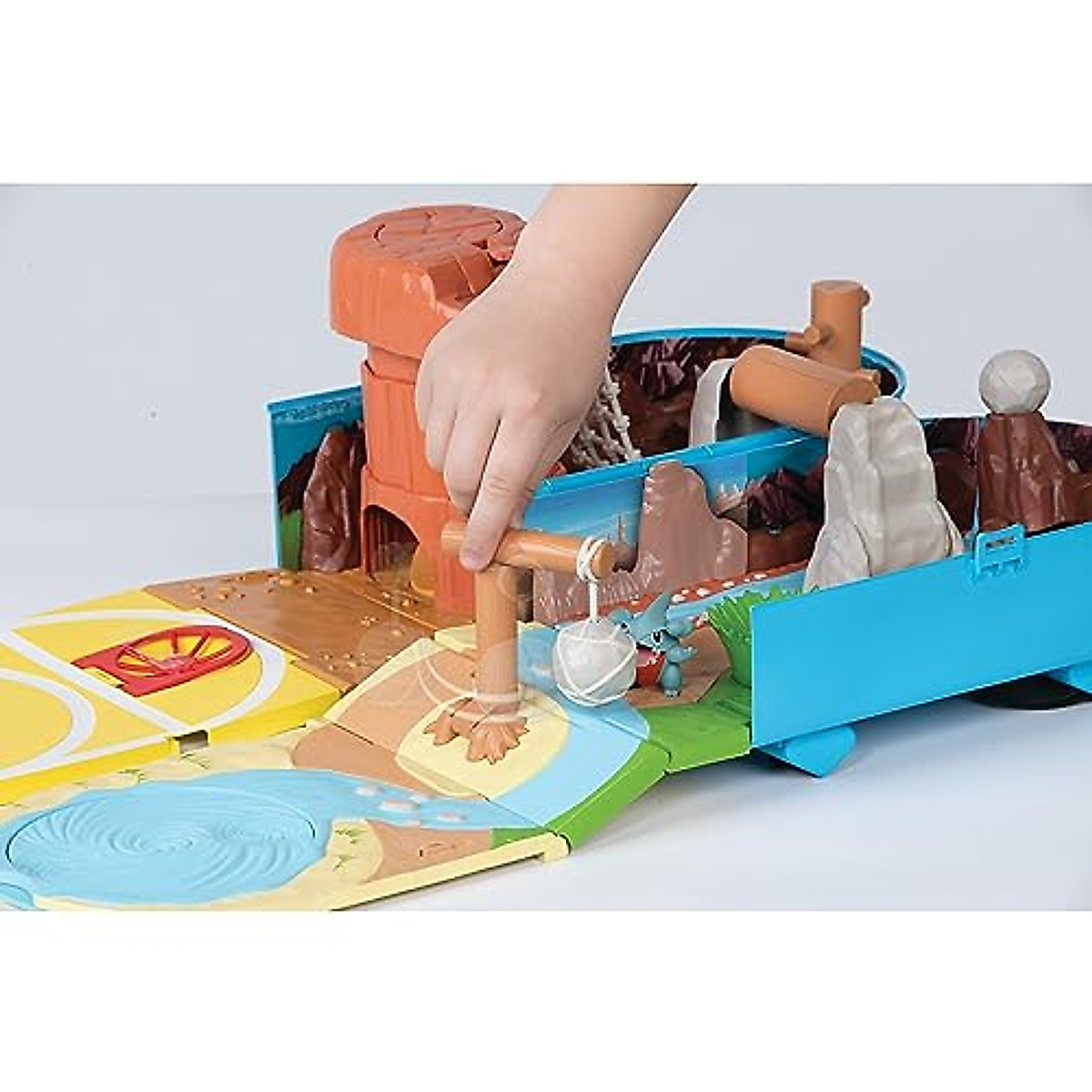 Pokémon Carry CASE Battle Desert PLAYSET - Portable Transforming Playset with Action Features and 2-inch Pikachu Battle Figure