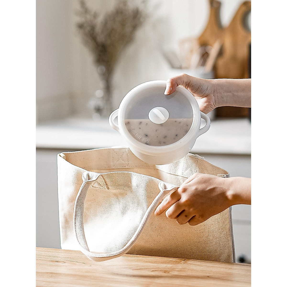 LE TAUCI Soup Bowls with Handles and Silicone Lids, 28 oz Ceramic Ramen Bowl Microwavable, Oven Safe French Onion Soup Bowls for Noodles, Cereal and Chilli, Non-Toxic Soup Crocks, Set of 2, White