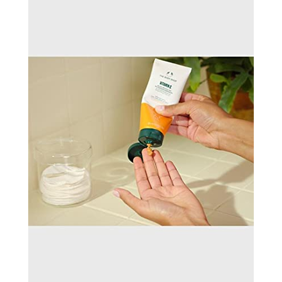 The Body Shop Vitamin C Glow Boosting Microdermabrasion – Exfoliation for Tired, Dull Skin – Vegan – 100ml