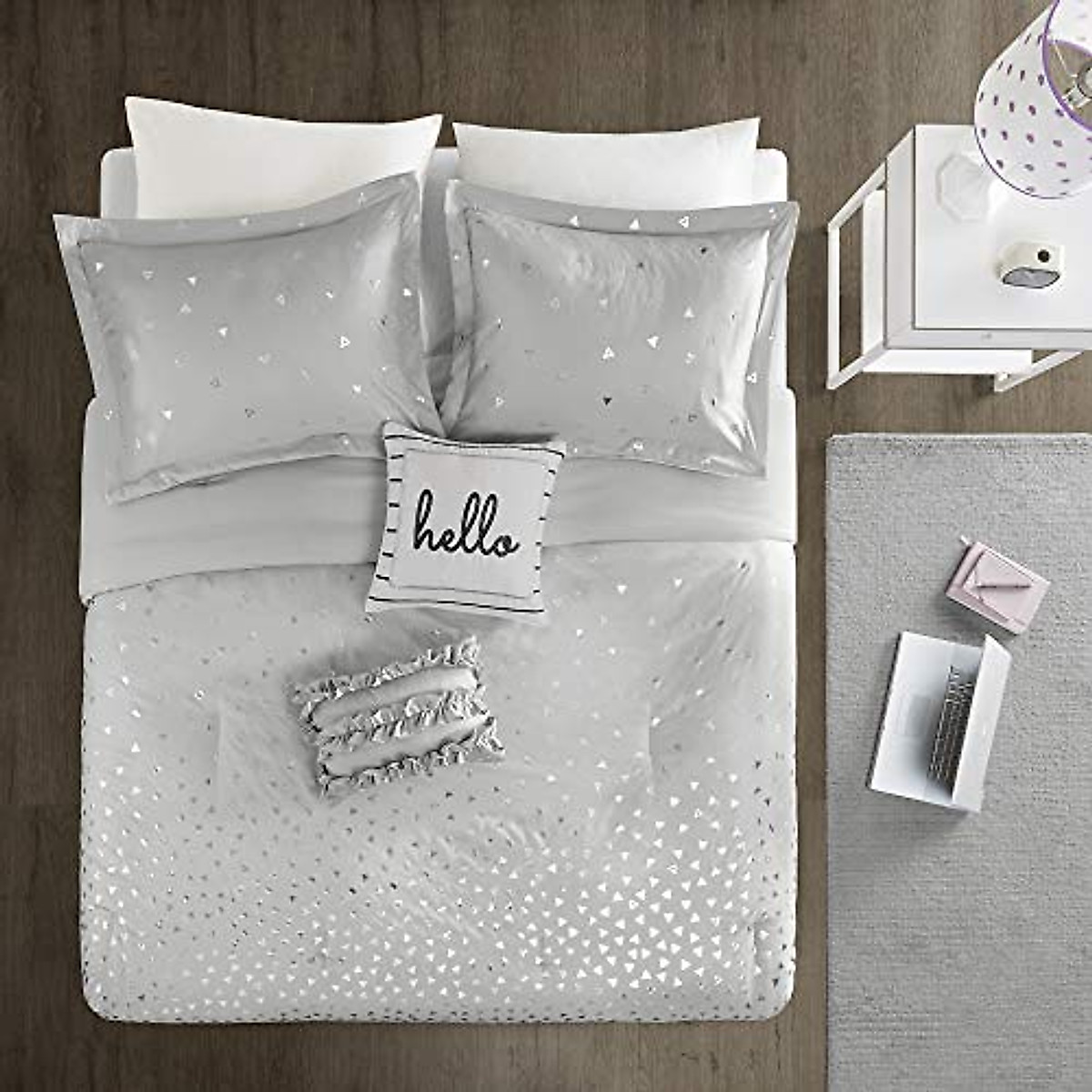 Intelligent Design Zoey Triangle Metallic Print, Cozy Comforter Set All Season Bedding Set, Matching Sham, Decorative Pillow, King/Cal King, Grey/Silver 5 Piece