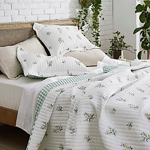 Bedsure Twin Quilt Set Dorm Bedding - Lightweight Floral Quilt Twin Extra Long, Green and White Plaid Botanical Bedspread, Reversible Microfiber Coverlet with 1 Pillow Sham for All Seasons (68"x86")