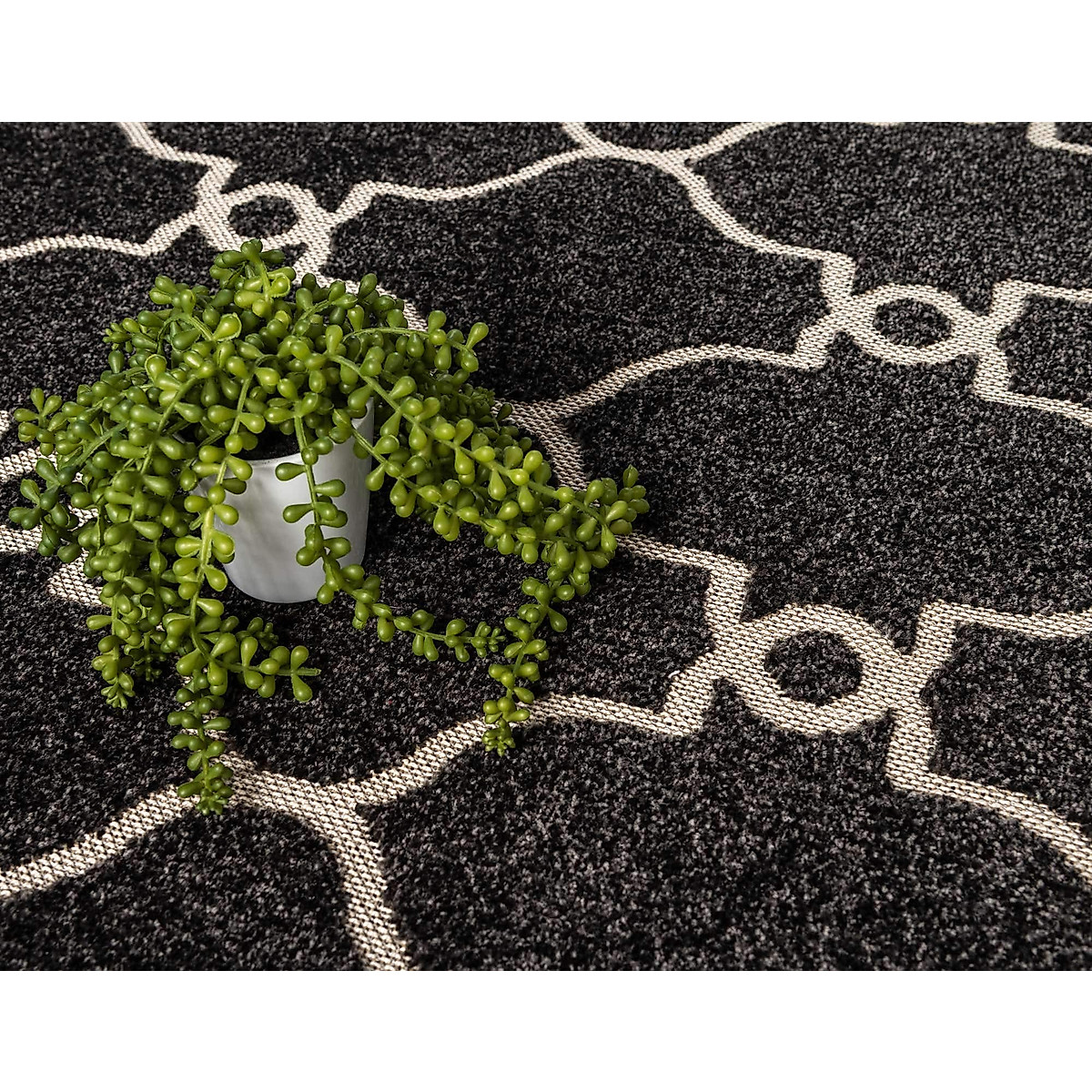 Unique Loom Outdoor Trellis Collection Area Rug - Columbus (9' x 12' 2" Rectangle, Black/ Ivory)