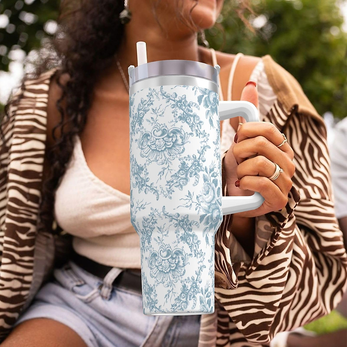 Elegant Engraved Blue And White Floral Toile 40 Oz Tumbler With Handle & Leak-Proof Lid – Car Cup Holder Friendly Hot/Cold Vacuum Insulated Stainless Steel Travel Mug Large Coffee Water Bottle For Car
