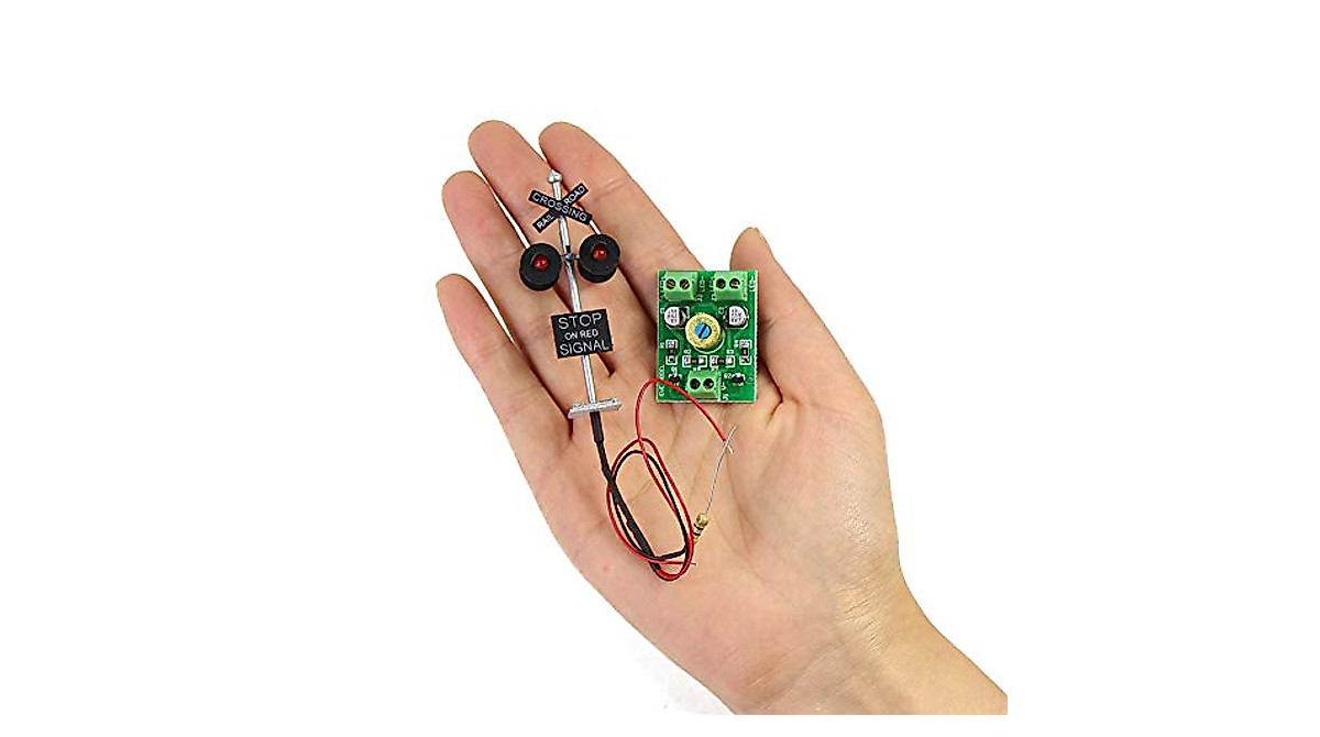 HO Scale Railroad Crossing Signal Set with LED Flasher | Evemodel