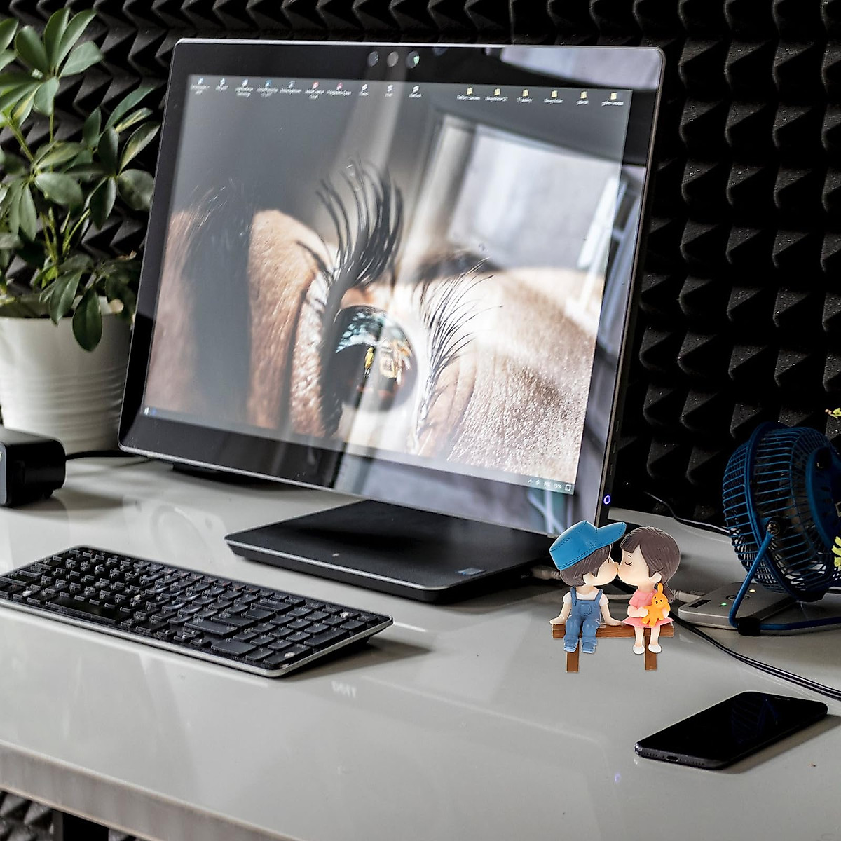 BESPORTBLE Miniature Couple Figurines Kiss Dolls Landscape Ornaments Mini Lover Doll Statue Dollhouse Action Figures Cake Topper for Home Fairy Garden Bonsai Terrarium