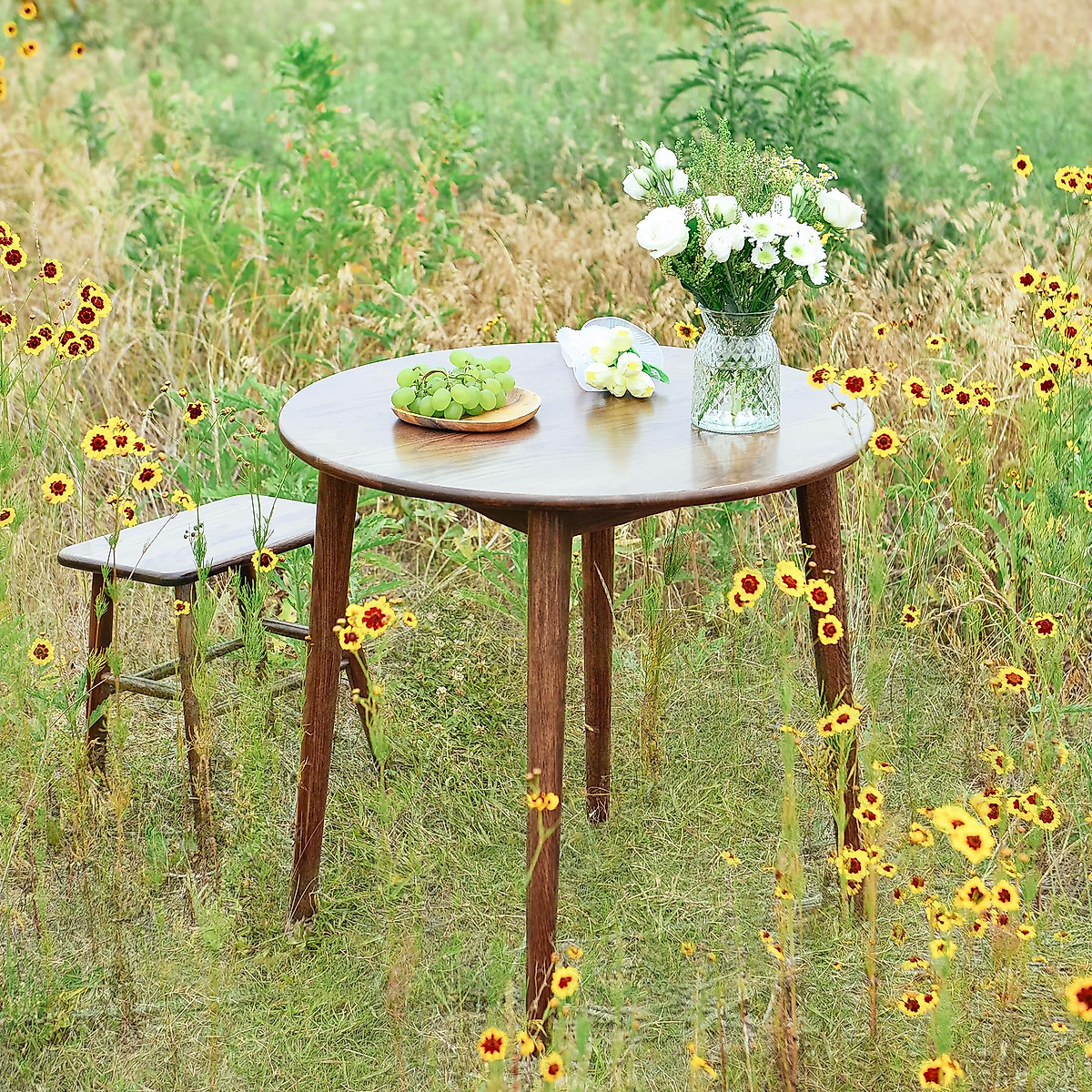 Cttasty Dining Table, Solid Wood Small Modern Round Dining Room Table with Oak Finish for 2, Small Dining Table 31.5 L x 31.5 W x 29.5 H in Inches, (Walnut)