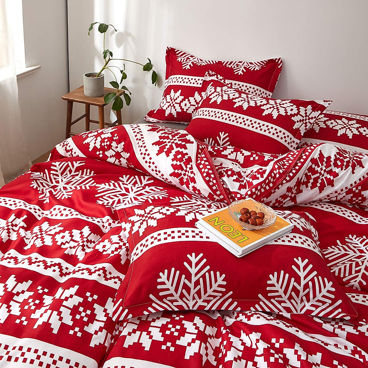 Christmas Duvet Cover Set Queen Size, Red and White Snowflake Xmas Holiday Pattern Design, Soft Microfiber Duvet Cover with Zipper Closure, Includes 1 Duvet Cover and 2 Pillow Shams