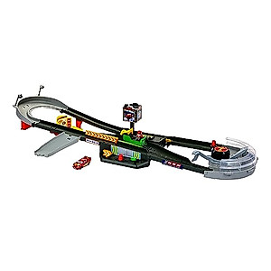 Mattel Disney and Pixar Cars Track Set, Piston Cup Action Speedway Playset with Lightning McQueen Toy Race Car, Wind-Up Booster