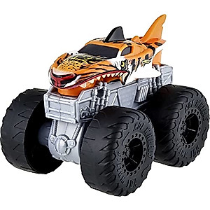 Hot Wheels Monster Trucks Roarin’ Wreckers, 1 1:43 Scale Truck with Lights & Sounds, Plays Truck's Theme Song, Toy for Kids 3 Years Old & Older