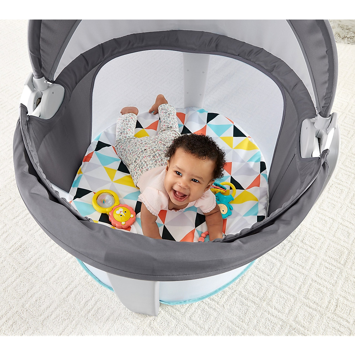 Fisher-Price Portable Bassinet and Travel-Play Area with Baby Toys, Indoor and Outdoor Use, On-the-Go Baby Dome, Windmill