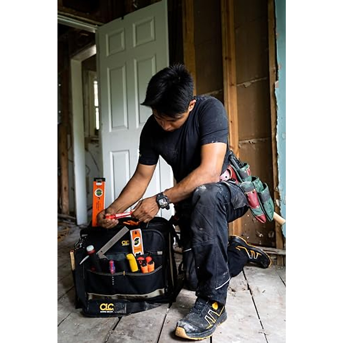 Custom Leathercraft1539 Multi-Compartment 50 Pocket Tool Bag