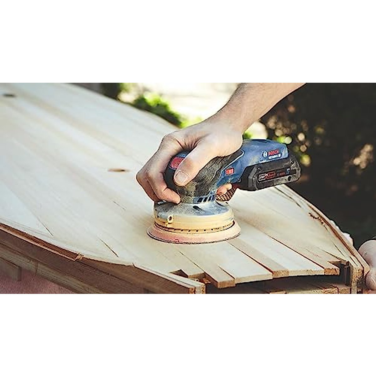 BOSCH GEX18V-5B15 18V Brushless 5 In. Random Orbit Sander Kit with (1) CORE18V 4 Ah Advanced Power Battery