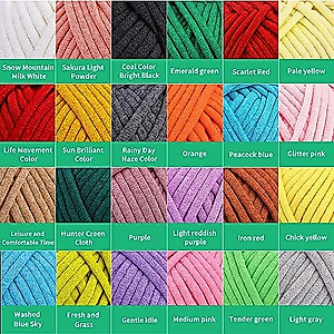 Fedmut Chunky Easy Yarn for Crocheting, 200g Crochet Yarn for Beginners with Crochet Hook, Thick Chunky Yarn with Easy-to-See Stitches for Dolls, Bags and Beginners Crocheting (Emerald Green)