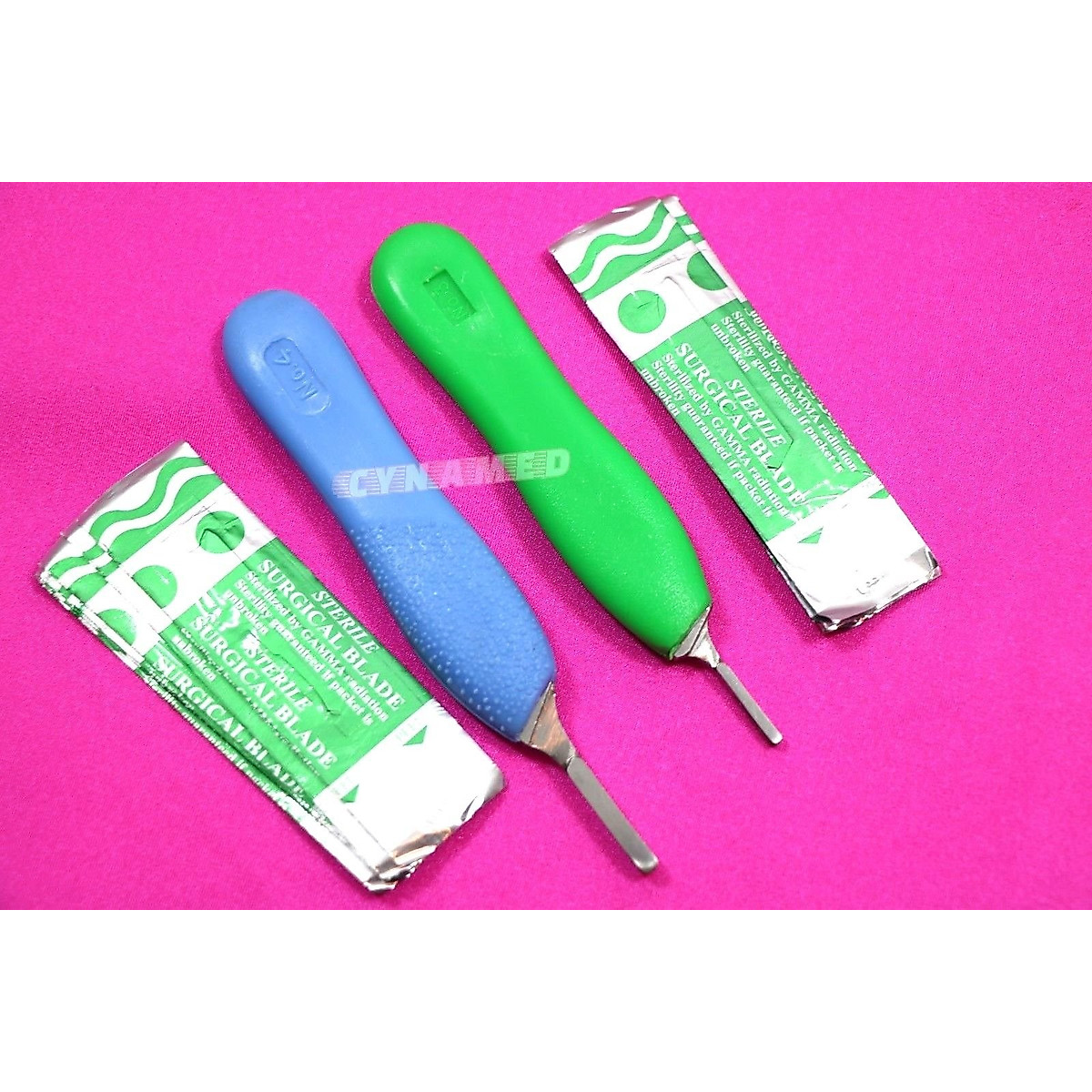 200 Scalpel Blades #10 + #20 with #3#4 Plastic Handle - Suitable for Dermaplaning (CYNAMED)