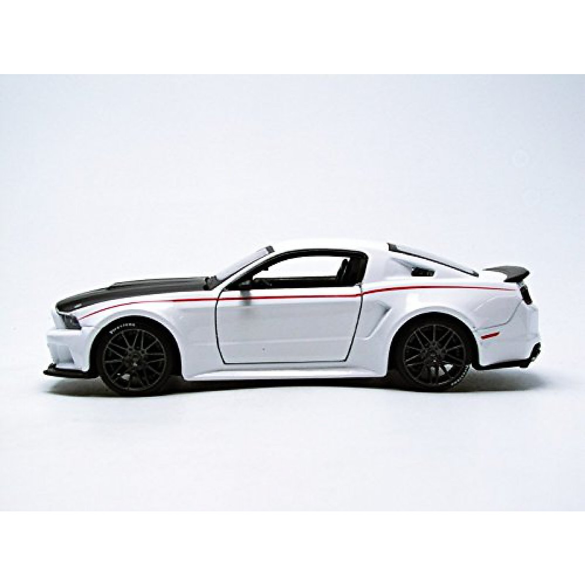 Maisto 2014 Ford Mustang Street Racer White 1/24 Model Car