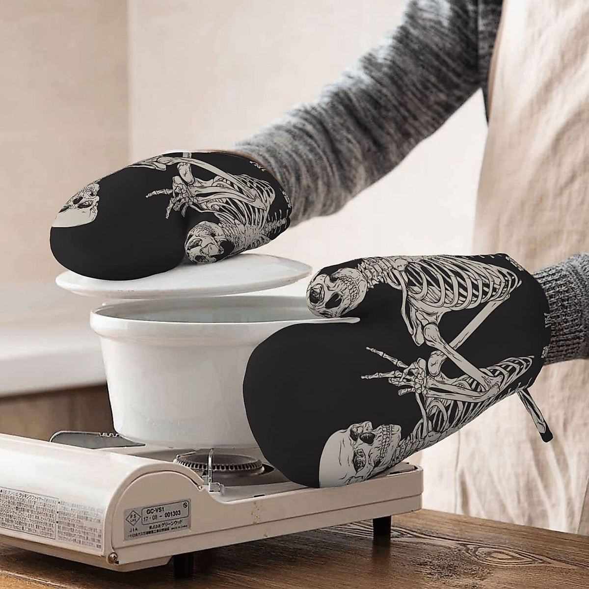 Silicone Heat Resistant Oven Mitts Set, Halloween Human Skull Skeleton Best Friend Waterproof Non-Slip Thick Gloves for Kitchen BBQ Cooking Grilling Baking, Sets of 2, 11 in