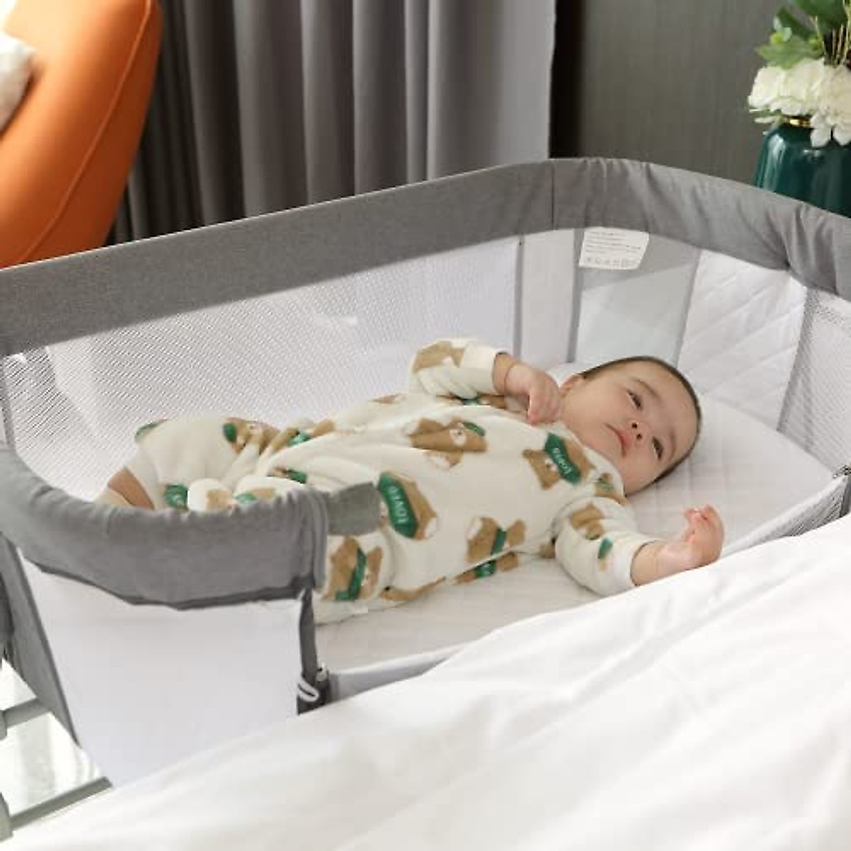 Gyvif Baby Bassinet Bedside Sleeper Crib, Easy Folding Co Sleeper Bed Side Adjustable Height Portable Crib with Wheels for Newborn