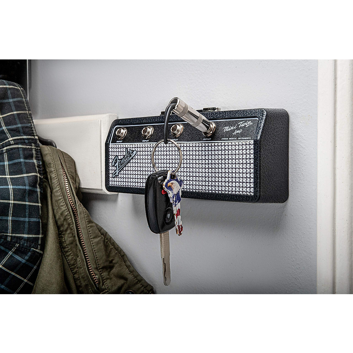 Licensed Fender Jack Rack- guitar amp key holder, includes 4 guitar plug keychains and 1 wall mounting kit. Quick and easy installation.
